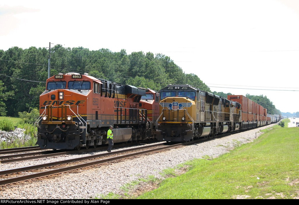 UP 4932 and BNSF 6953 wait for green